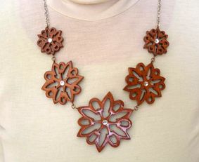 Colgantes y collares :: Artesanía en madera